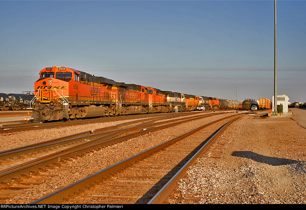 BNSF 6354 Leads H-LINLAU1-28